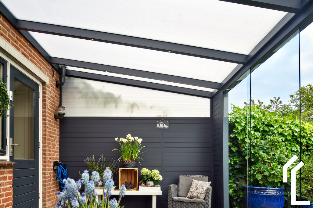 Zelf de overkapping zijkant dicht maken, doet u zo. Solundo!