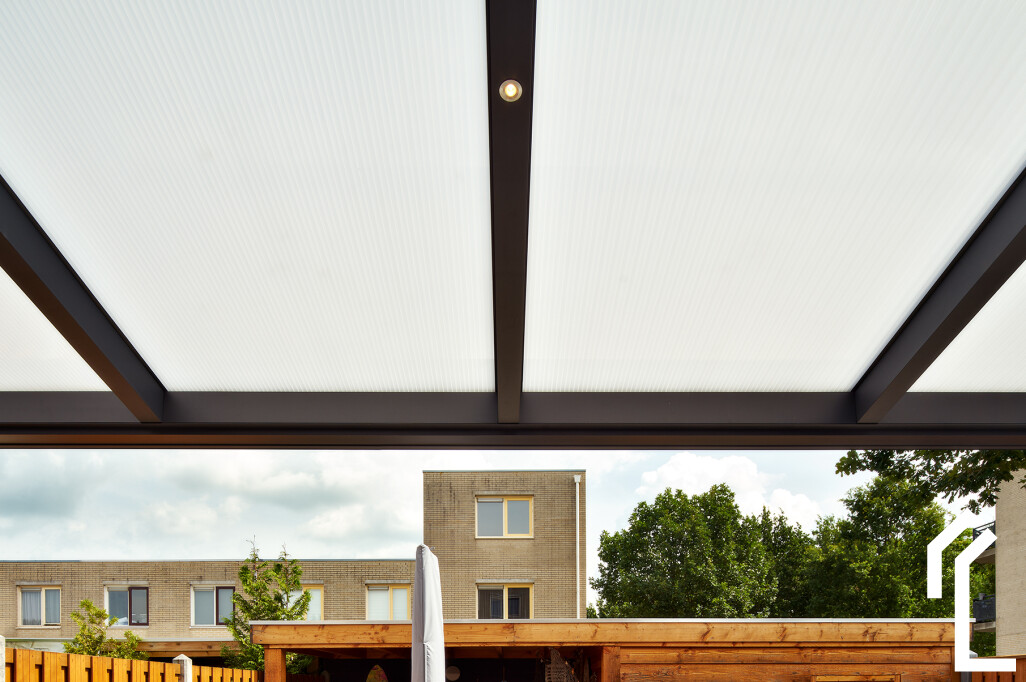 Zelf een afdak van polycarbonaat maken is best makkelijk!