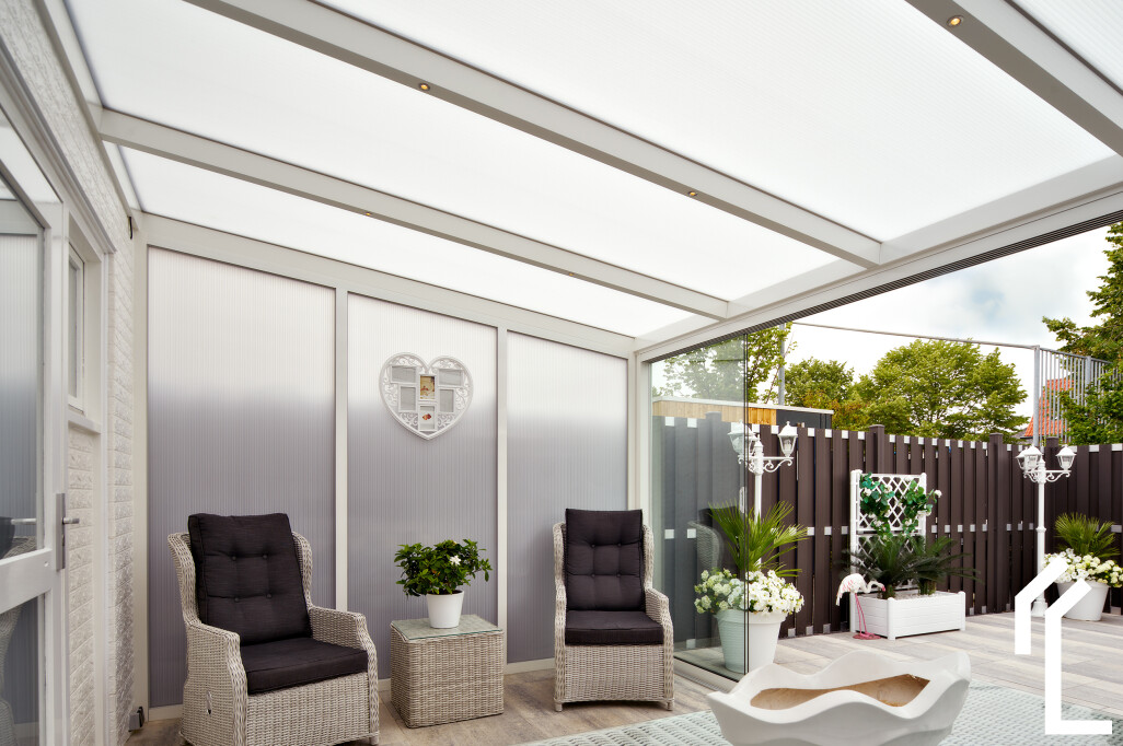 Overkapping tegen muur