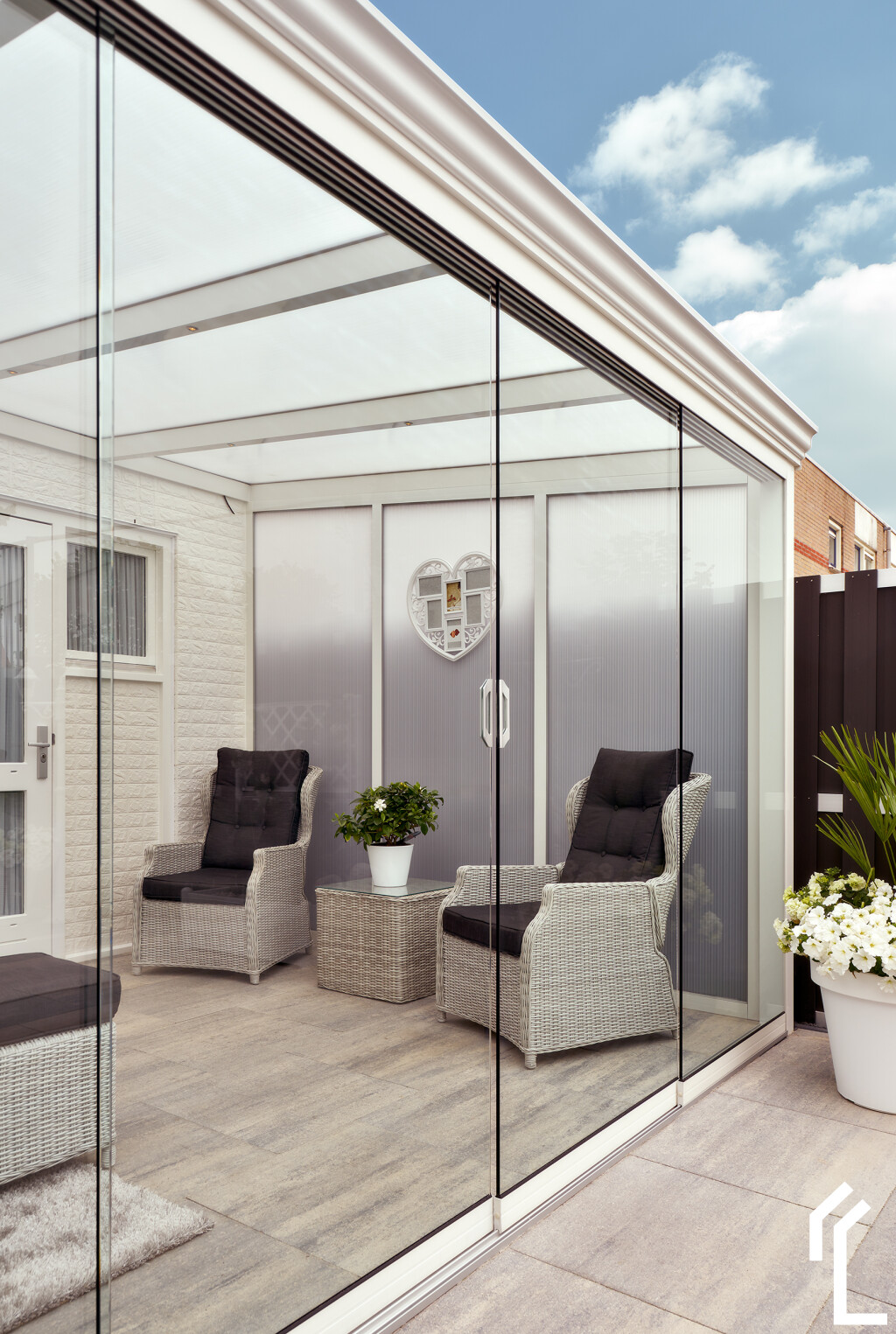 Maak de overkapping mooi dicht met een aluminium deur